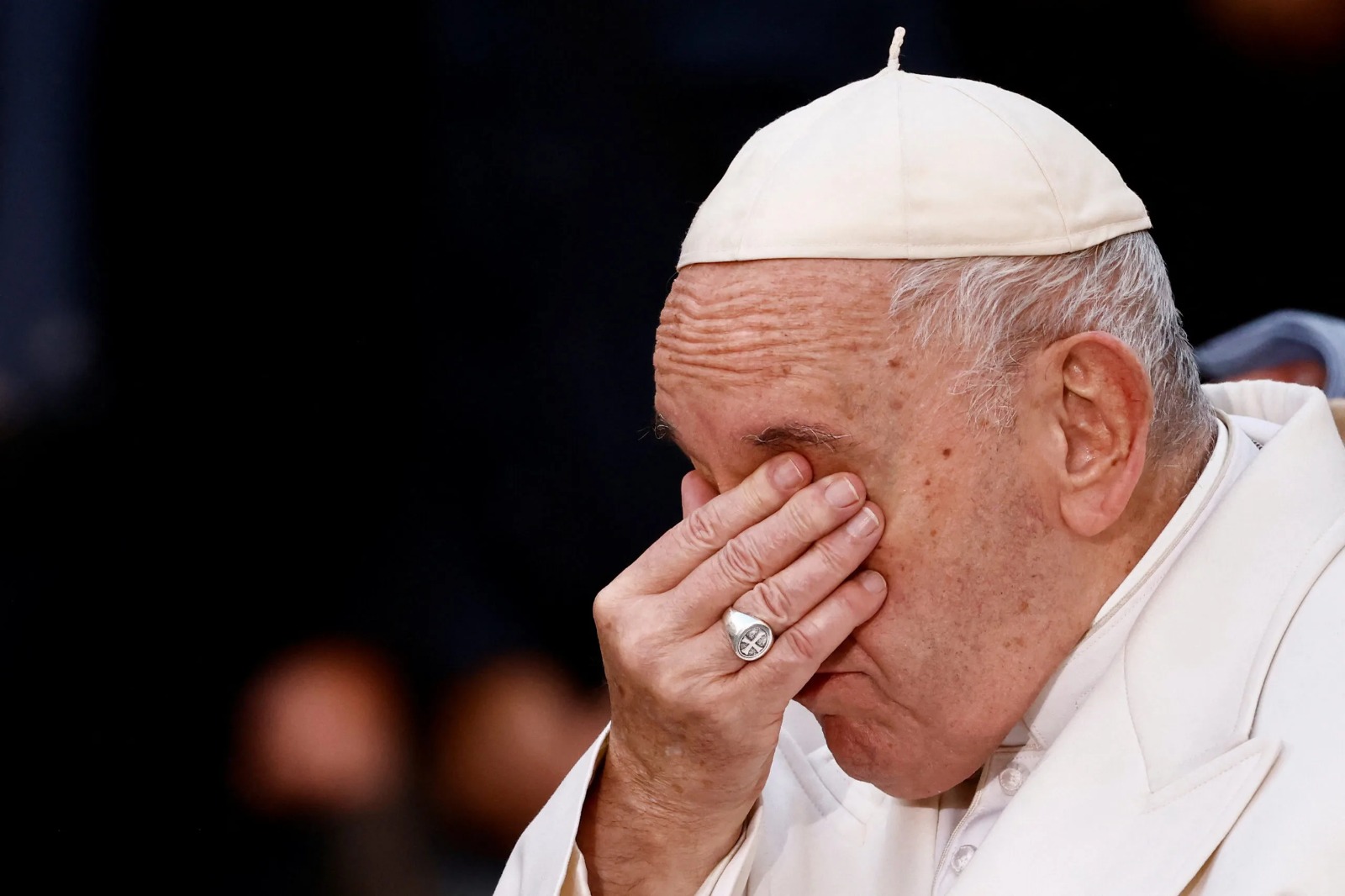 Pope Francis breaks down in tears during prayer for Ukraine - EWTN Vatican