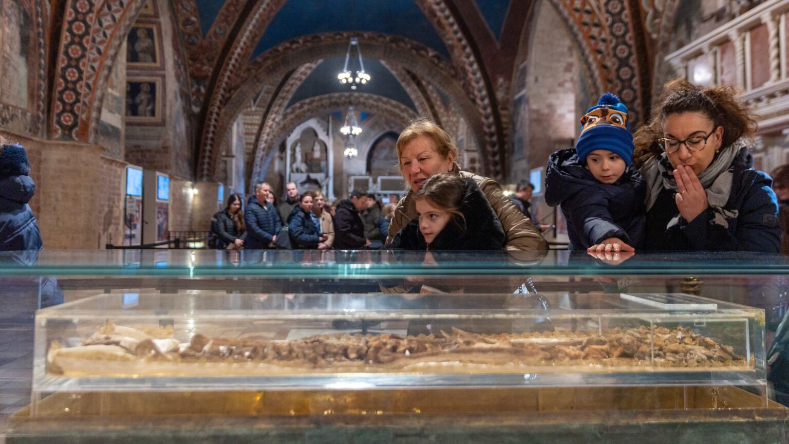 Assisi: Thousands Venerate St. Francis’ Relics in Historic Viewing